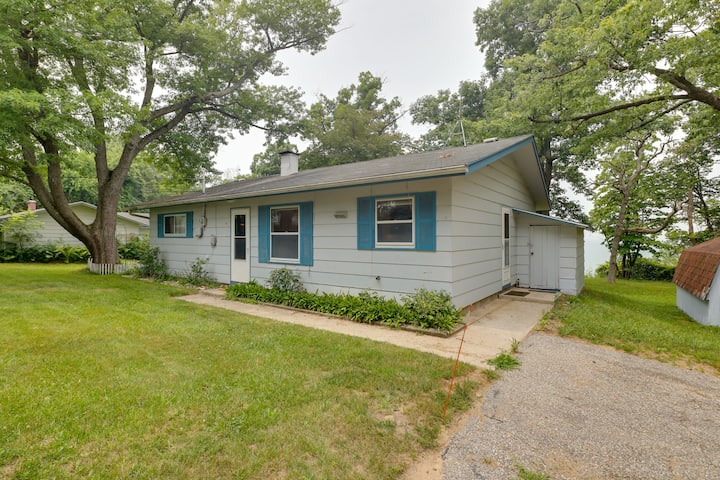 Cozy Retreat On Lake Michigan W/ Stairs To Beach - Lake Michigan Beach, MI