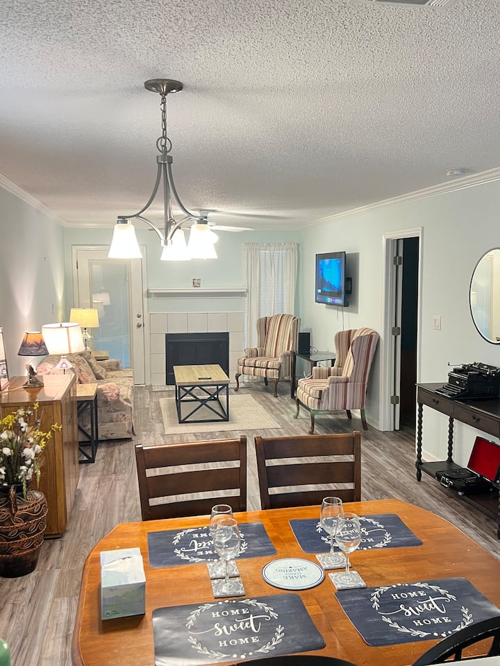 Beautiful Fully Furnished Townhome  Stylish - Adams Lake, Evans