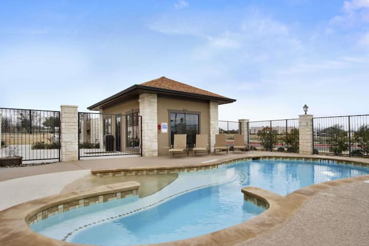 Microtel Round Rock | 2 Queen | Dell Campus Nearby - Round Rock, TX