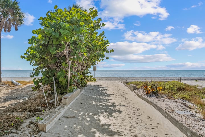 Nonna's Beach Haus - Walk To Beach - Redington Beach