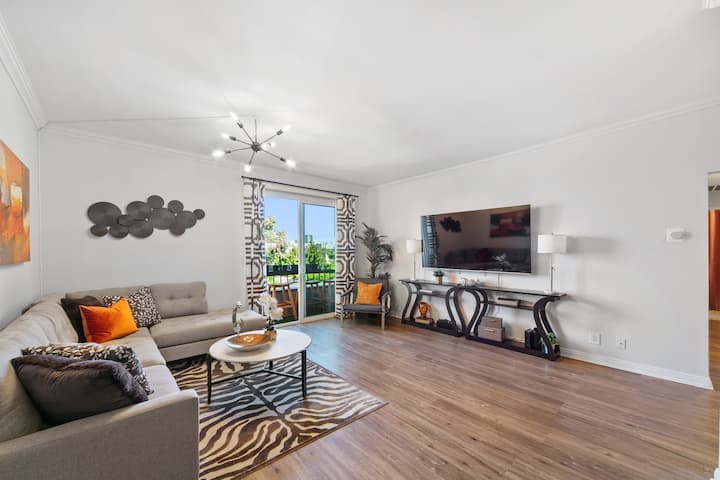 Beverly Hills Deluxe Penthouse W/ Murphy Bed - Beverly Hills, CA