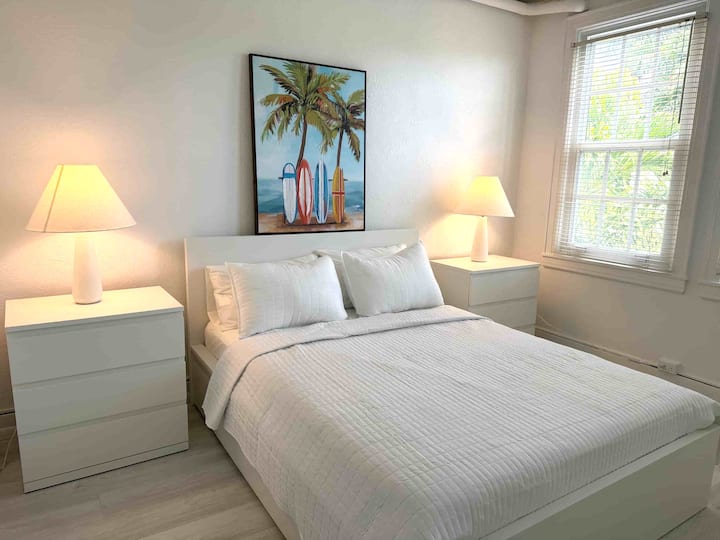 Palm Beach Airy 1 Bed Condo Heated Pool Sleeps 4 - Palm Beach, FL