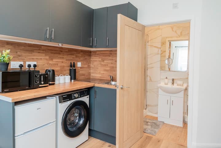 Urban Studio Flat | Free Parking | 2 Guests - Rugby