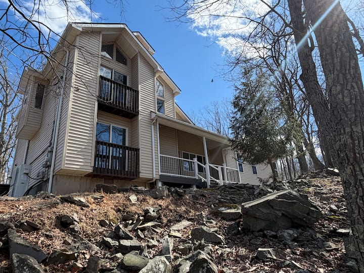 Poconos Lake Drive Retreat - East Stroudsburg, PA