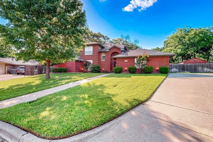 Kennedale Retreat: Private Hot Tub + Game Room - Arlington, TX