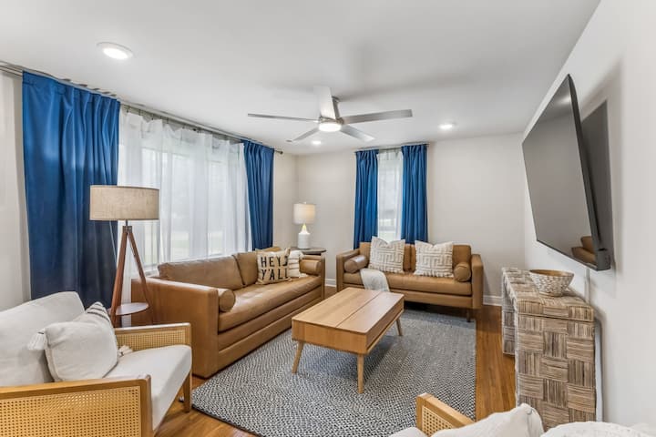 Blue Raider Bungalow | 3 Min To Mtsu | Backyard - Murfreesboro, TN