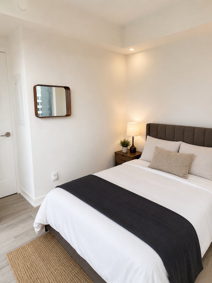 Spectacular 1 Bedroom Getaway, Pool, Sauna, Gym - Toronto