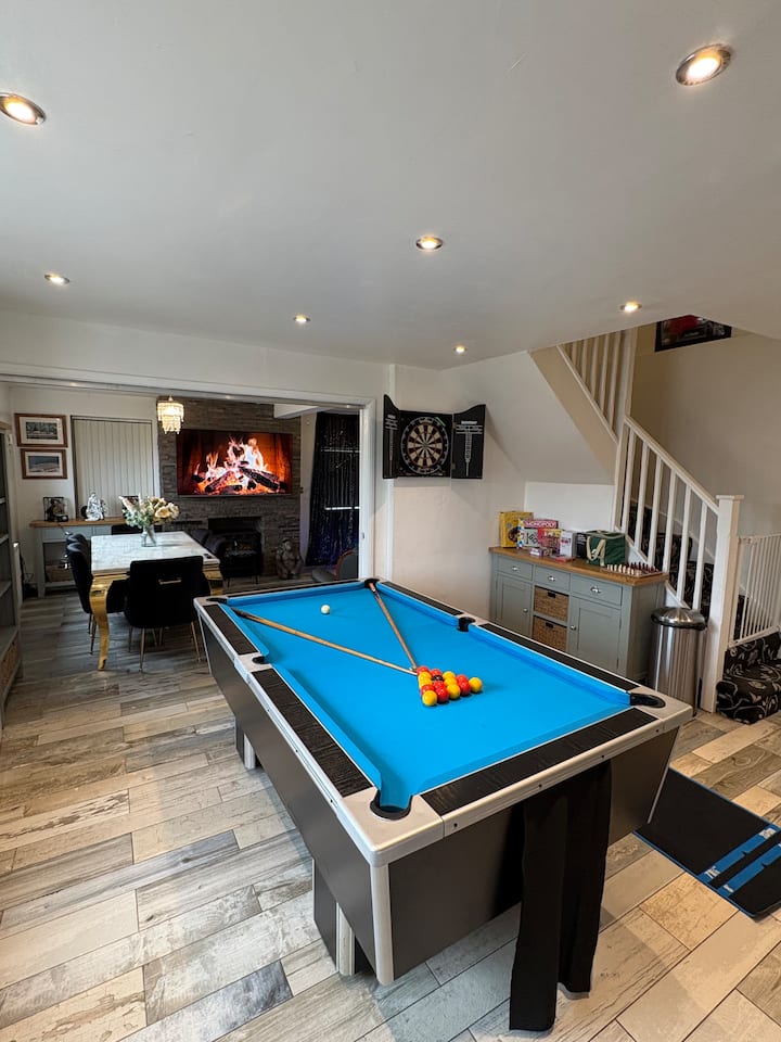 Entire Executive Home Singles, Couples, Groups. - Bridgend