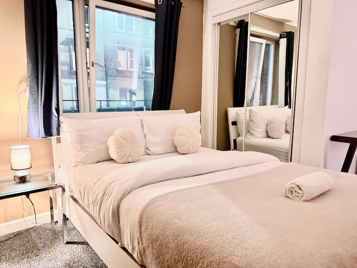 Spacious 4bed Residency, Parking, Sleeps 8 - Edinburgh