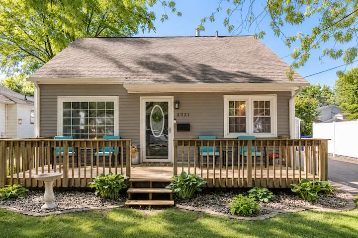 Immaculate Farmhouse | Quiet, Safe | Newbo Market - Cedar Rapids, IA