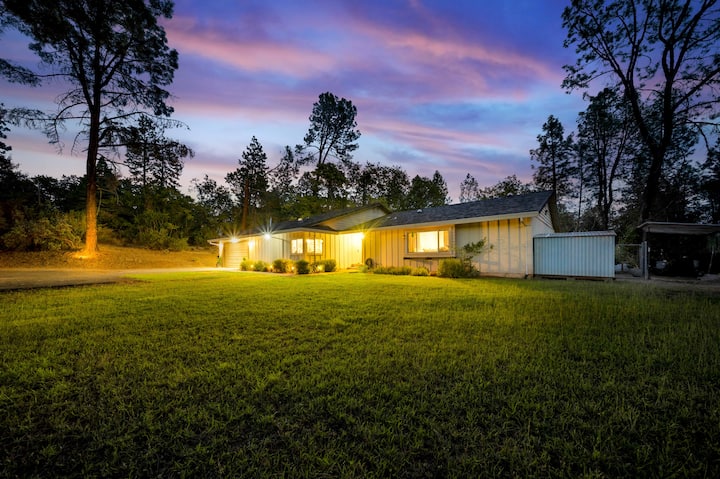 The Grace House - Lake & Pines Retreat - Shasta Lake, CA