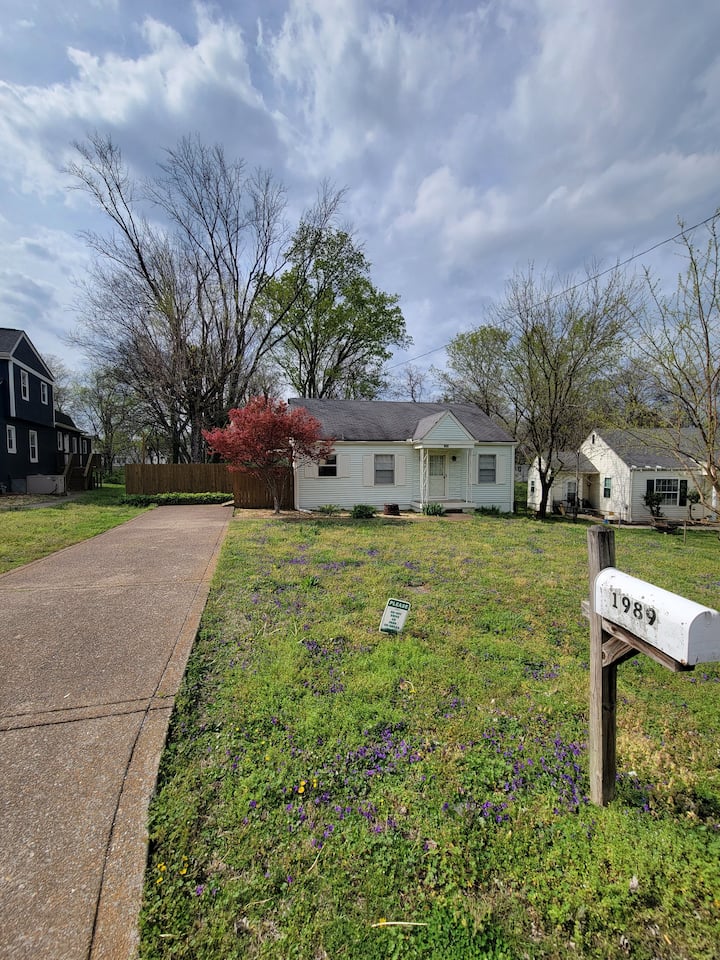 Dorris Cottage Charm & Comfort 4mi To Down Town - Nashville, TN