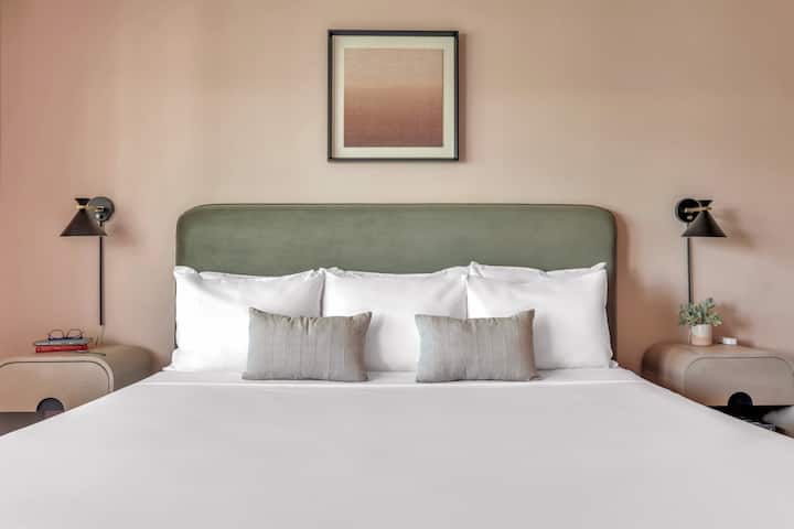 4x King Room | City Center Hotel By Kasa - Long Beach, CA
