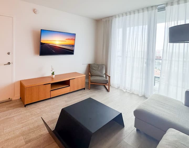Cozy 1br · Private Balcony & Beach Access - Hallandale Beach, FL