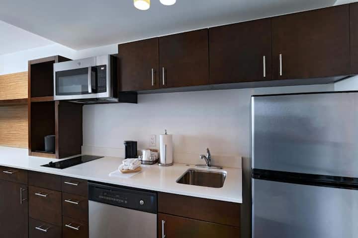 4 Macon Suites Near Tubman Museum - 2.2mi - Macon, GA