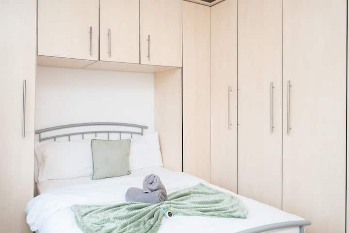 Modern 3 Bed Flat In Horsham - Horsham