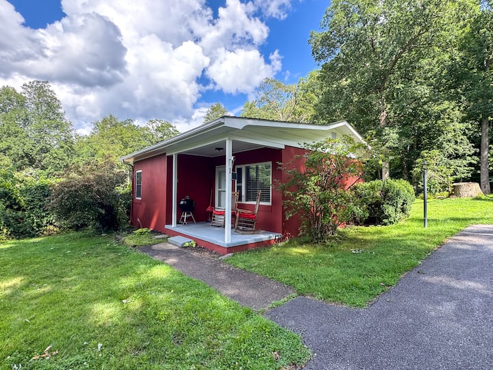 The Blue Bird Cottage In The Heart Of Maggie - Maggie Valley, NC