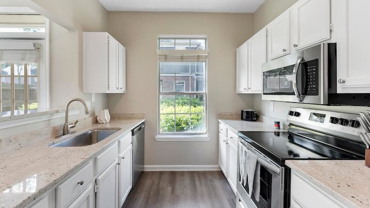 Landing | Incredible 1bd, Pool - Barker Lake, Cypress