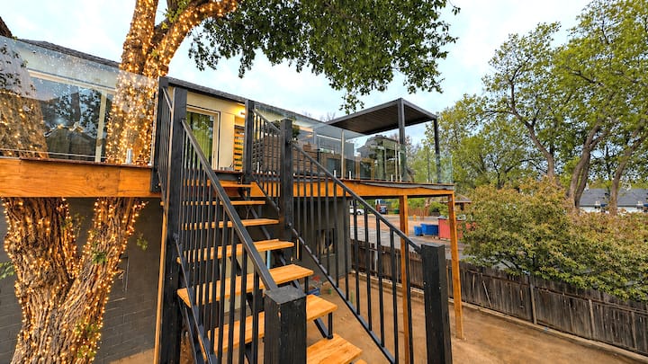 Romantic Downtown Treehouse - Colorado Springs, CO