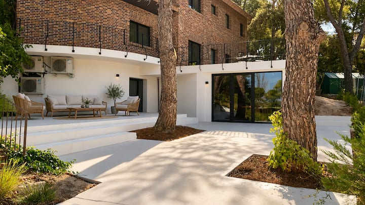 Elegante Casa Con Jardín En Boadilla Del Monte - Universidad Camilo José Cela