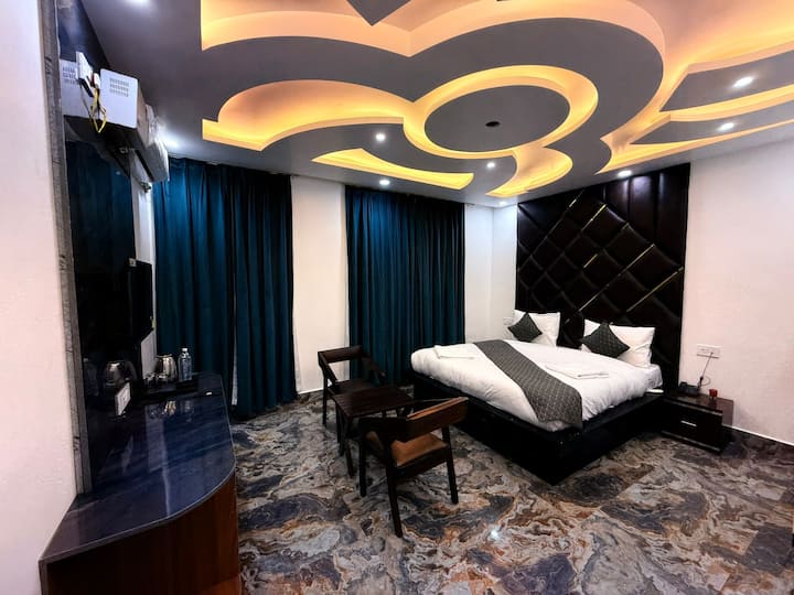 Experience The Luxurious Stay - Srinagar