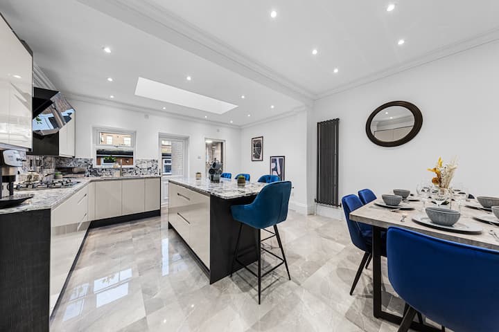 6br London Gem | Ac | Cinematv & Arcade |Neartrain - Hertfordshire