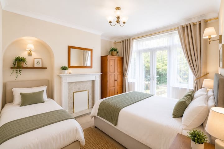 Charming Home | 6 Bedrooms | Parking | 20% Off - Epsom
