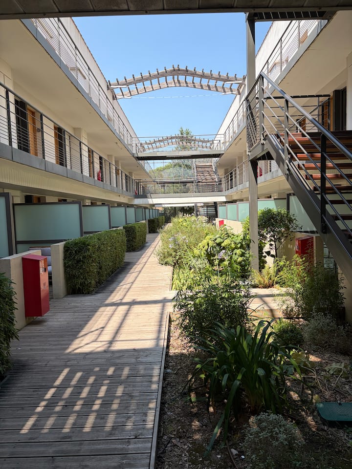 Joli Studio En Résidence Sécurisée Clim Et Piscine - Éguilles