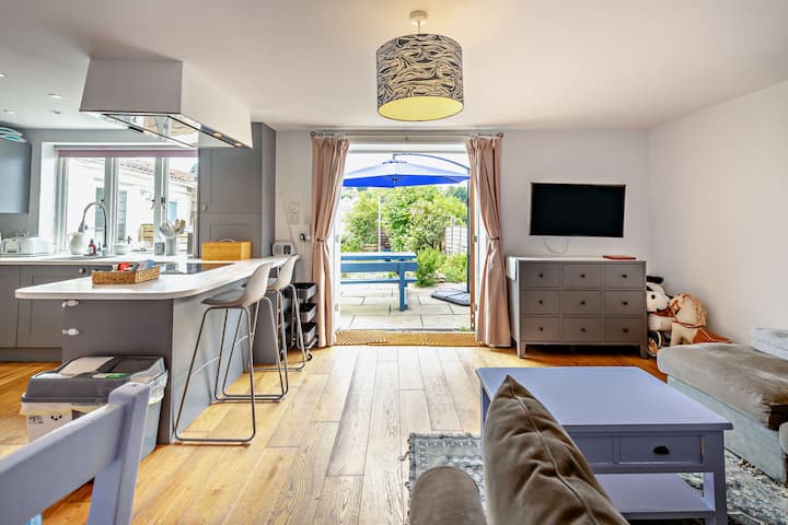 Host & Stay | The Hidden House - Exmouth