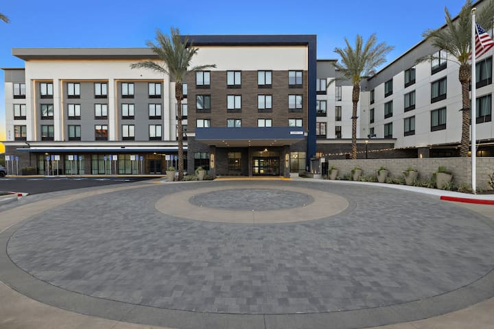 Minutes From Toyota Arena + Free Breakfast & Pool - Ontario, CA