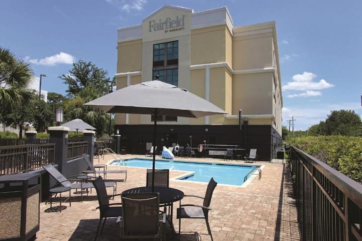 Near The Airport + Shuttle & Free Breakfast - North Charleston, SC