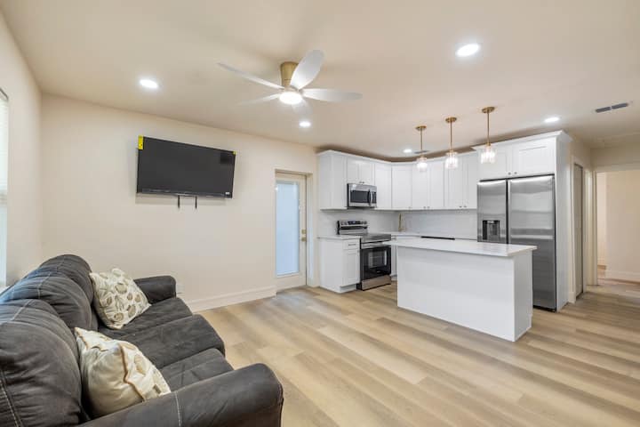 Modern 2-bedroom Getaway Near Downtown St. Pete - St. Petersburg, FL