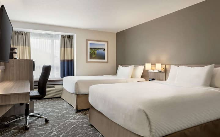 2 Queen | Microtel Lloydminster | Golf Nearby - Lloydminster