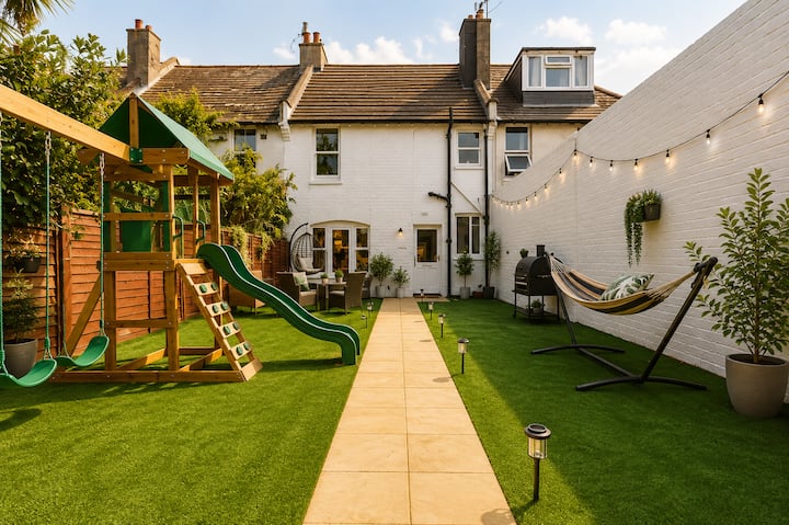 Spacious 4-bedroom Home | Hot Tub | Sleeps 13 - Bognor Regis