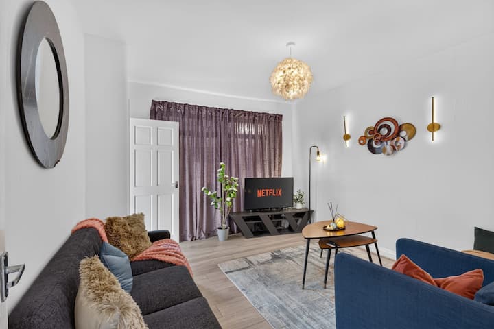 2 Bed House - Games Room, Close To Etihad, Parking - Gorton - Manchester