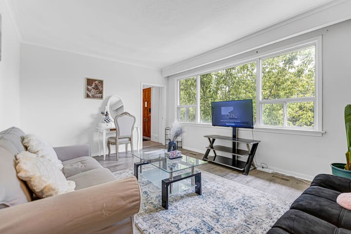 Rh 3br Near Yonge St & Hwy 7 | Sleeps 7  Parking - Toronto