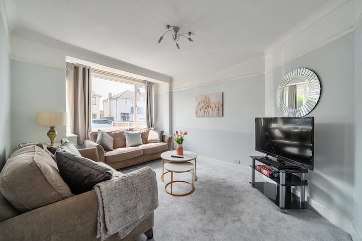 Leatherhead Family Home | 3 Beds & Parking - Dorking