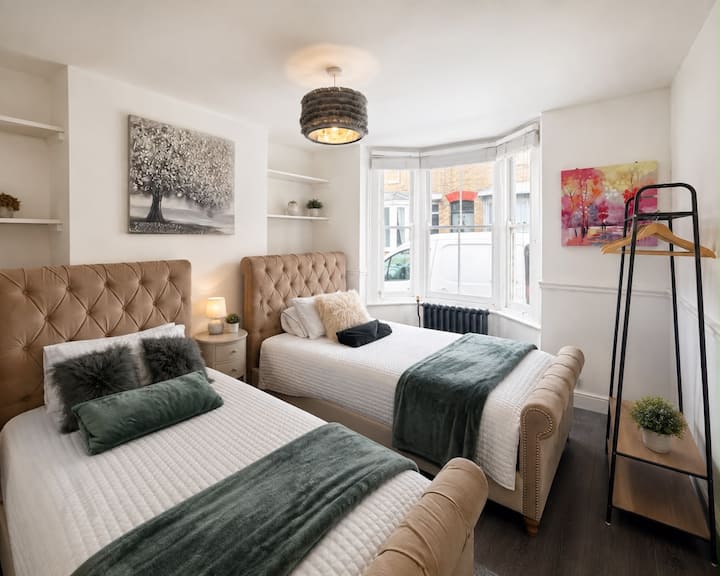 The City Centre Retreat - With Parking & Hot Tub - Canterbury