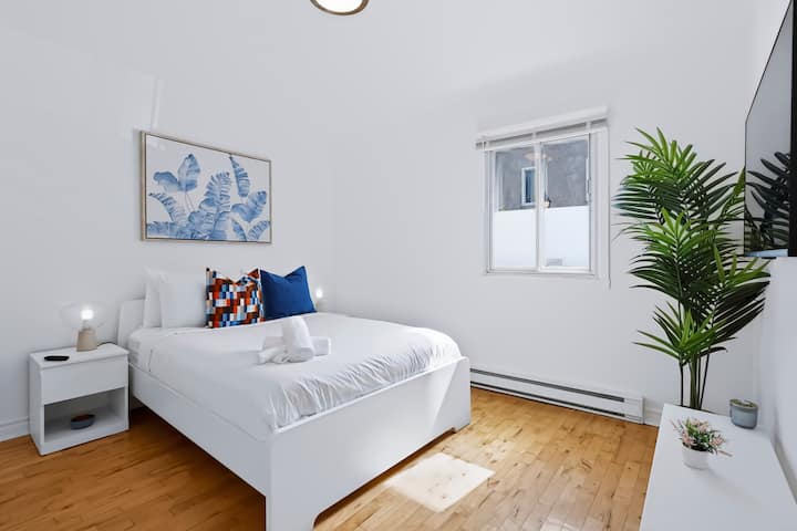 Spacious & Bright Home 3 Bedrooms - Montreal