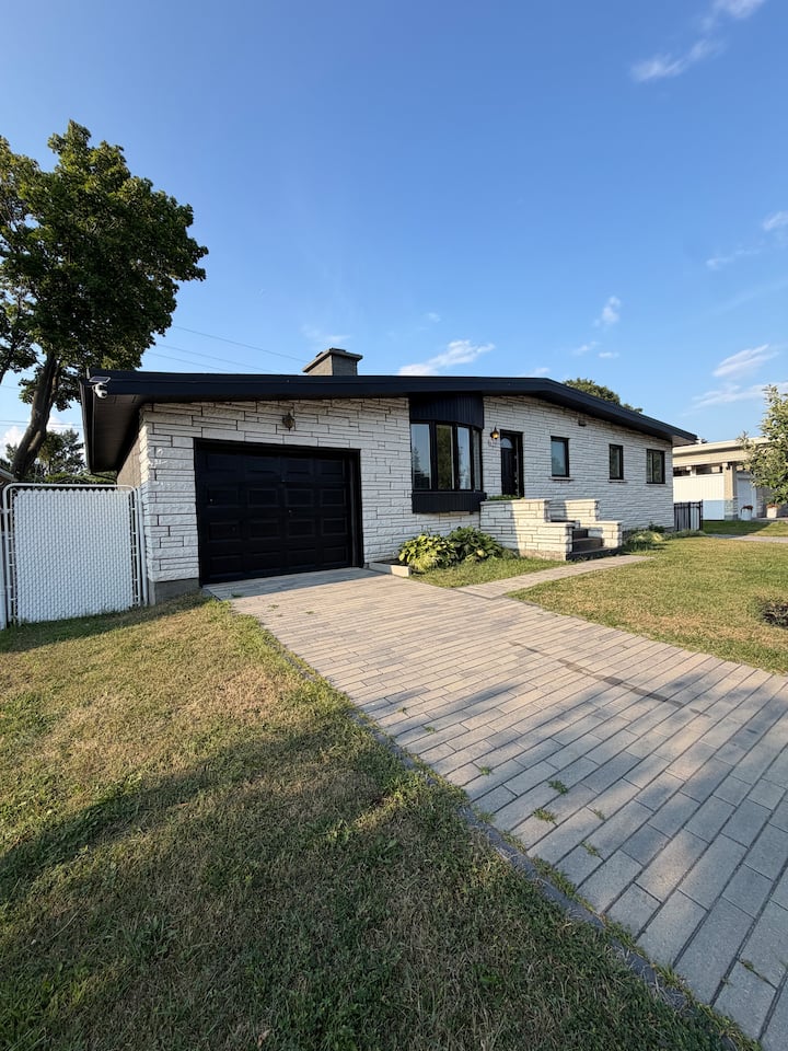 Résidence Exécutive De Luxe | Spa Et Jardin - Brossard