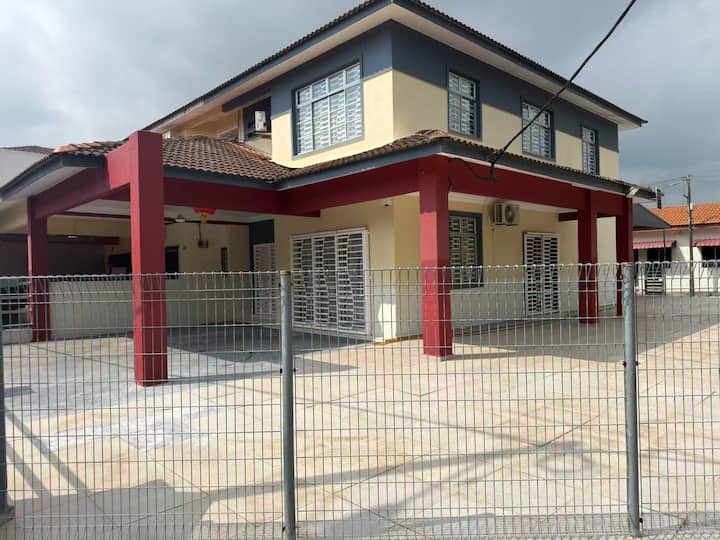 Spacious 2-storey Home. 4 Bedroom & 3 Bathroom - Kuala Sungai Baru