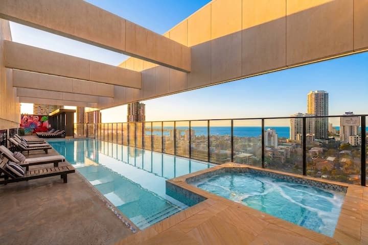 Luxury Rooftop Infinity Pool & Spa Residences - Warner Bros. Movie World, Oxenford