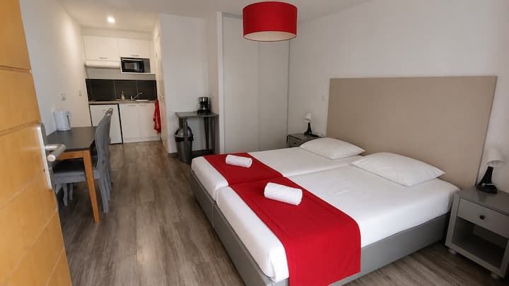 Studio Avec Terrasse Et Piscine -Proche Aix - Éguilles