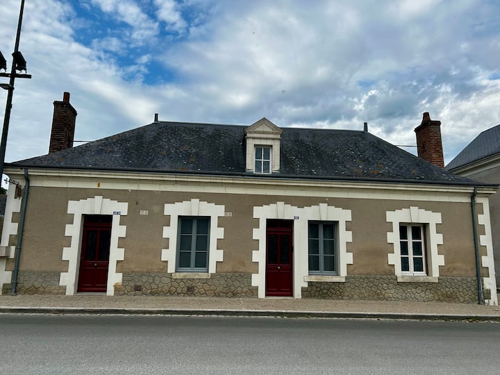 Fougères-sur-bièvre : Maison Face Au Château - Contres