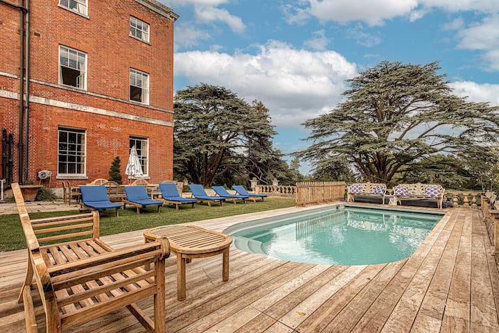 Wilde Cedar With Swimming Pool - Bracknell