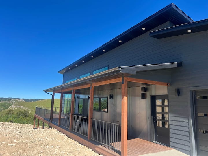 Cowgirl Heaven- 360 Views - Luxury Lodge Sleeps 20 - Deadwood, SD