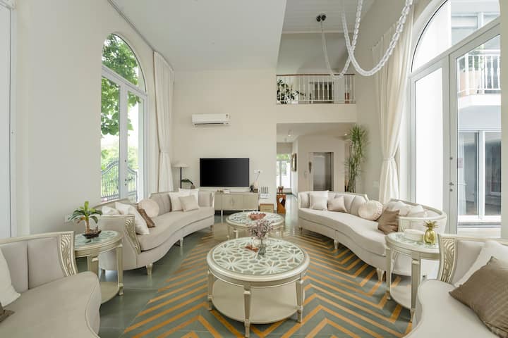 Lindsay Manor | Madera| 5bhk | 2 Pools | Luxury - Goa
