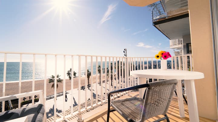Seahomes Vacations - Amazing Seafront Apt + Pkg - Blanes
