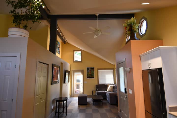 Two-bedroom House By The Lake In Downtown Kelowna - Kelowna