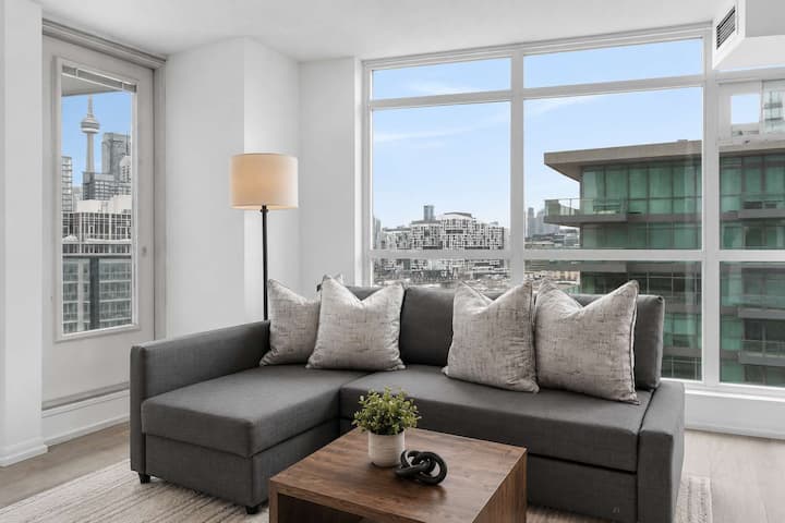 Modern Stay Near Waterfront + 1 Free Parking - Toronto
